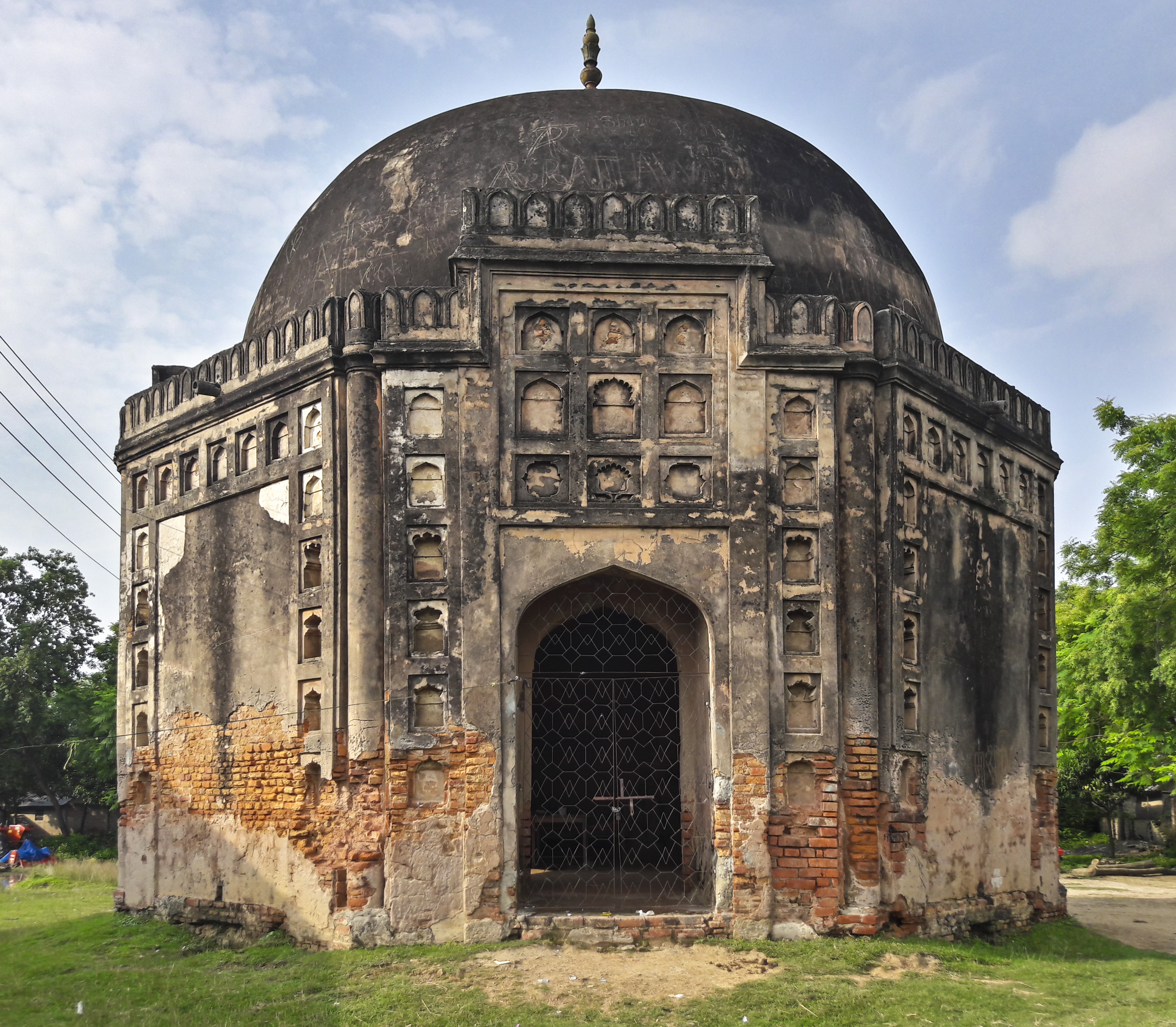 Photo of Rohanpur Octagonal Tomb 04