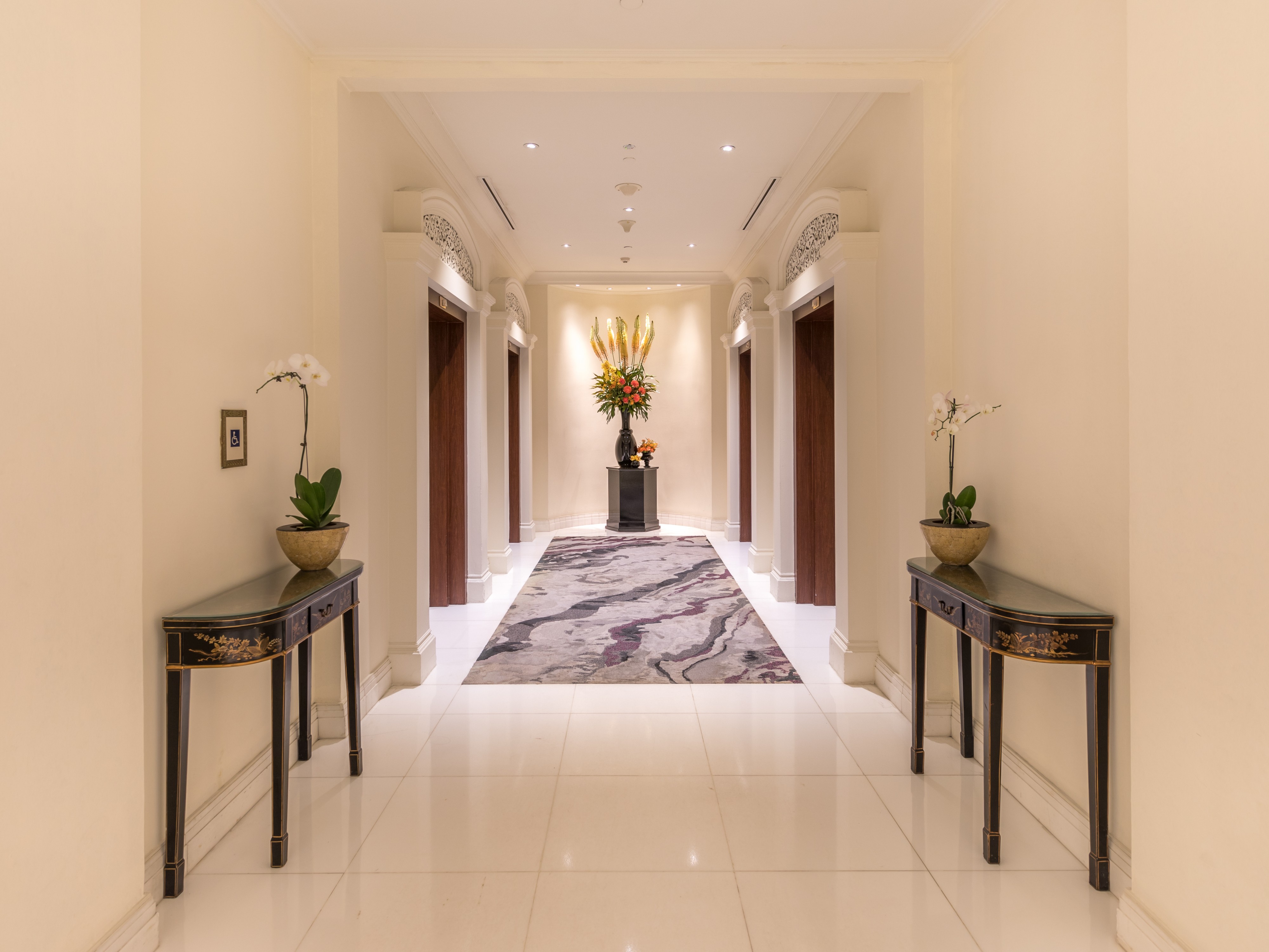 Photo of Elevators vestibule at hotel InterContinental of Singapore