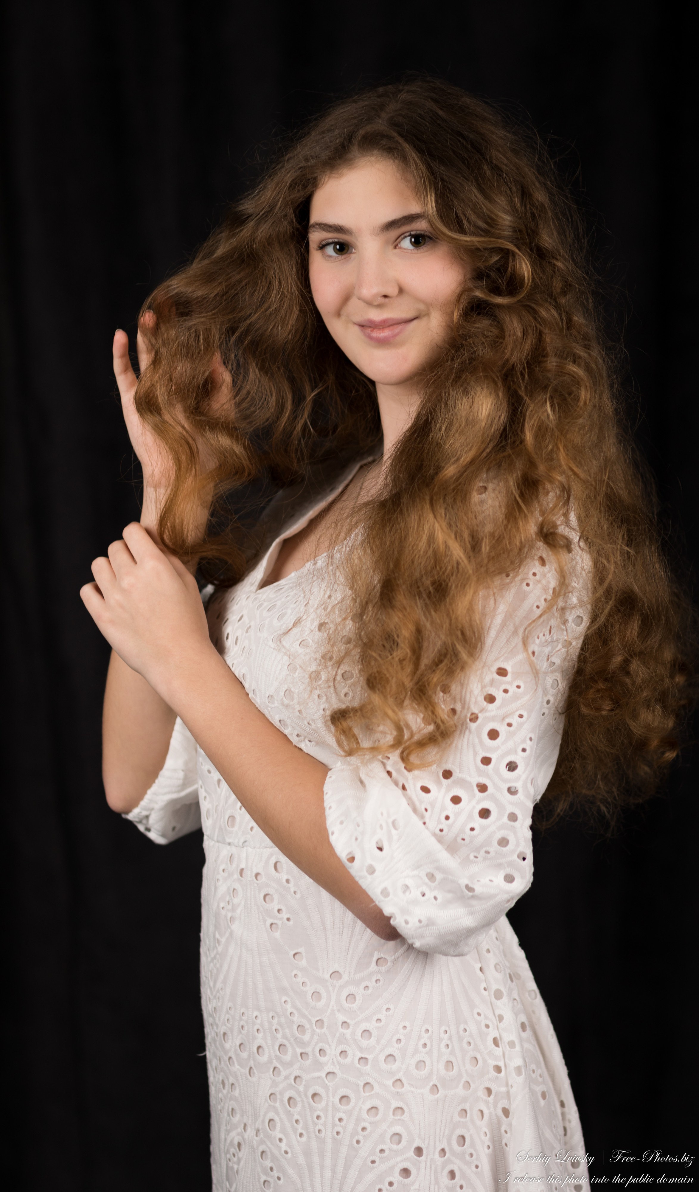 Photo of Kornelia - a 15-year-old girl with natural curly hair ...